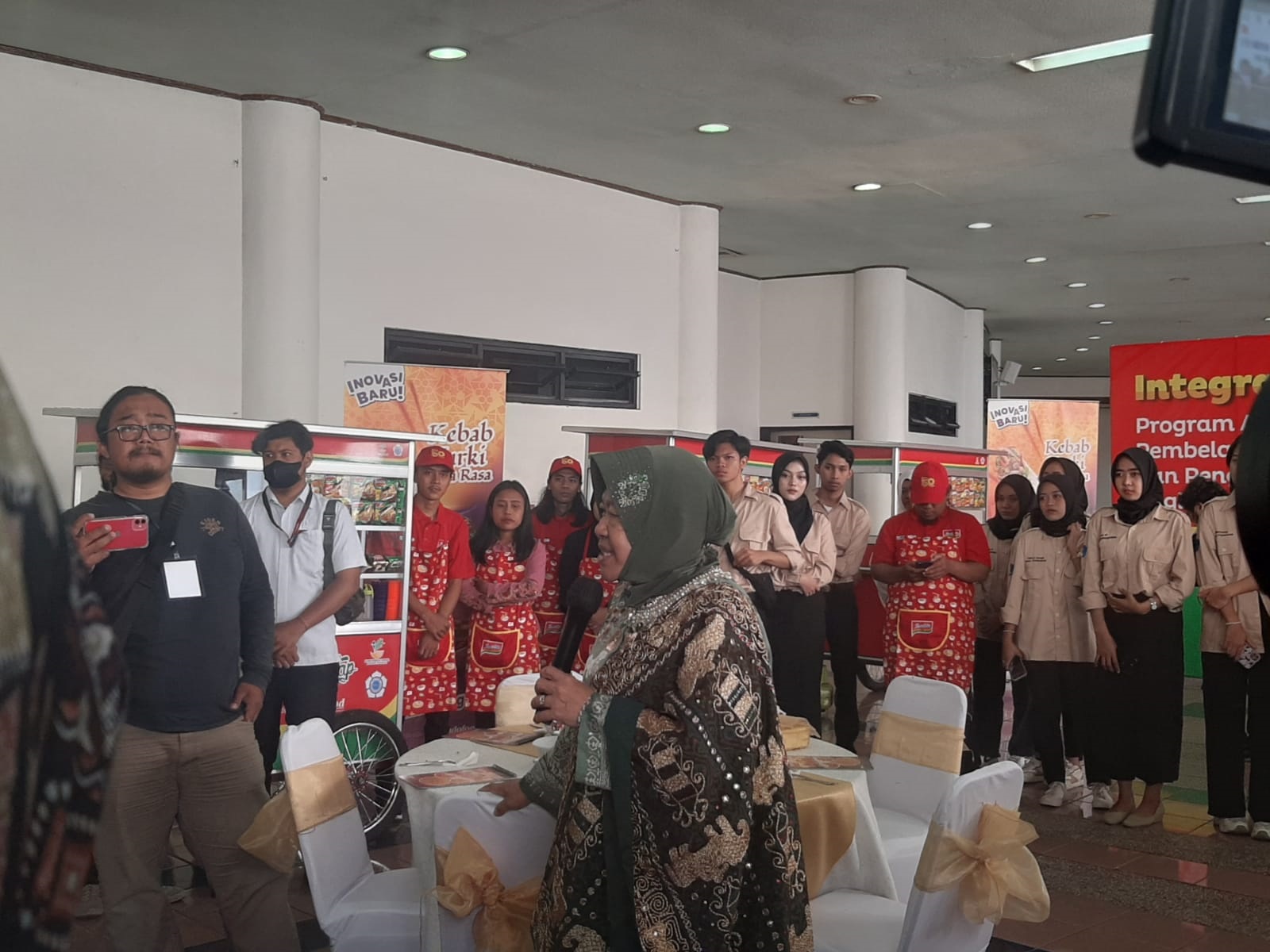 10 Pelaku UMKM Bandung Terima Bantuan Gerobak Kemensos – jabarekspres.com