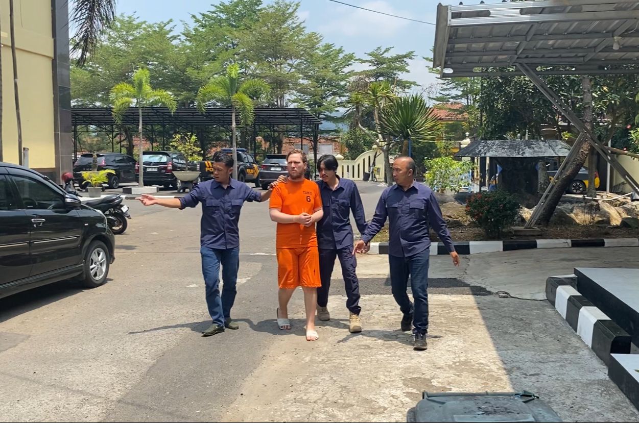 Kedubes Amerika Datangi Bule yang Bunuh Mertuanya di Kota Banjar ...