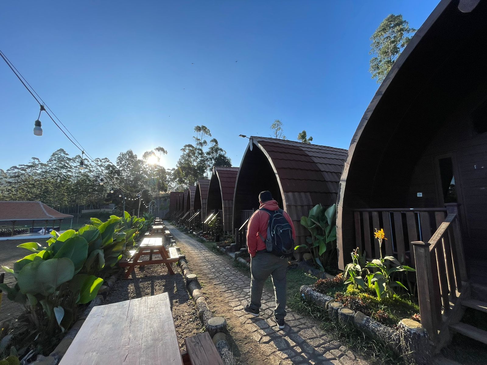 The Parabon Land, Wisata Camping yang Suguhkan Pemandangan Danau Situ ...