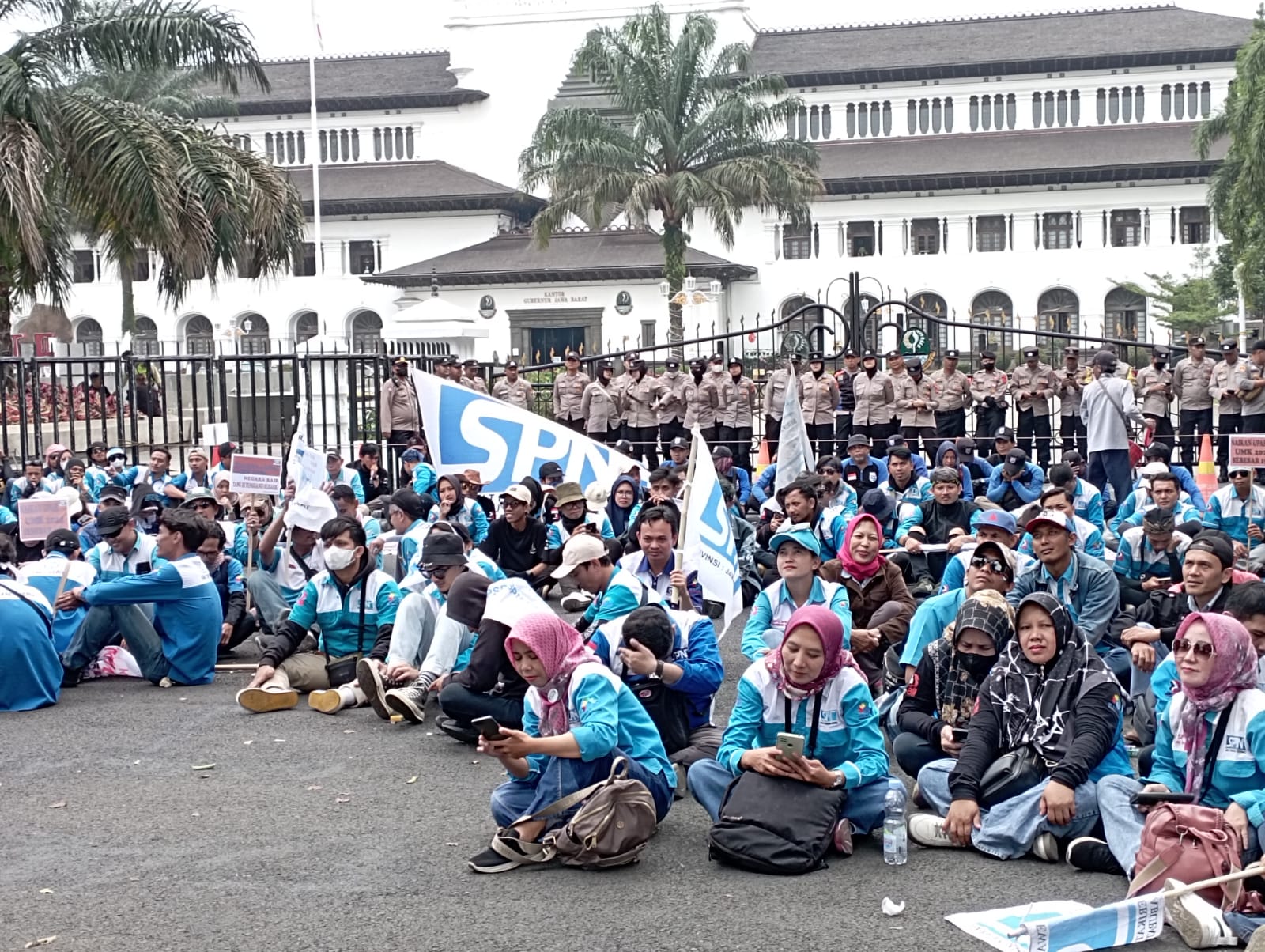 Gelar Demo di Gedung Sate, Ribuan Buruh di Jabar Tolak Penerapan PP 51 ...