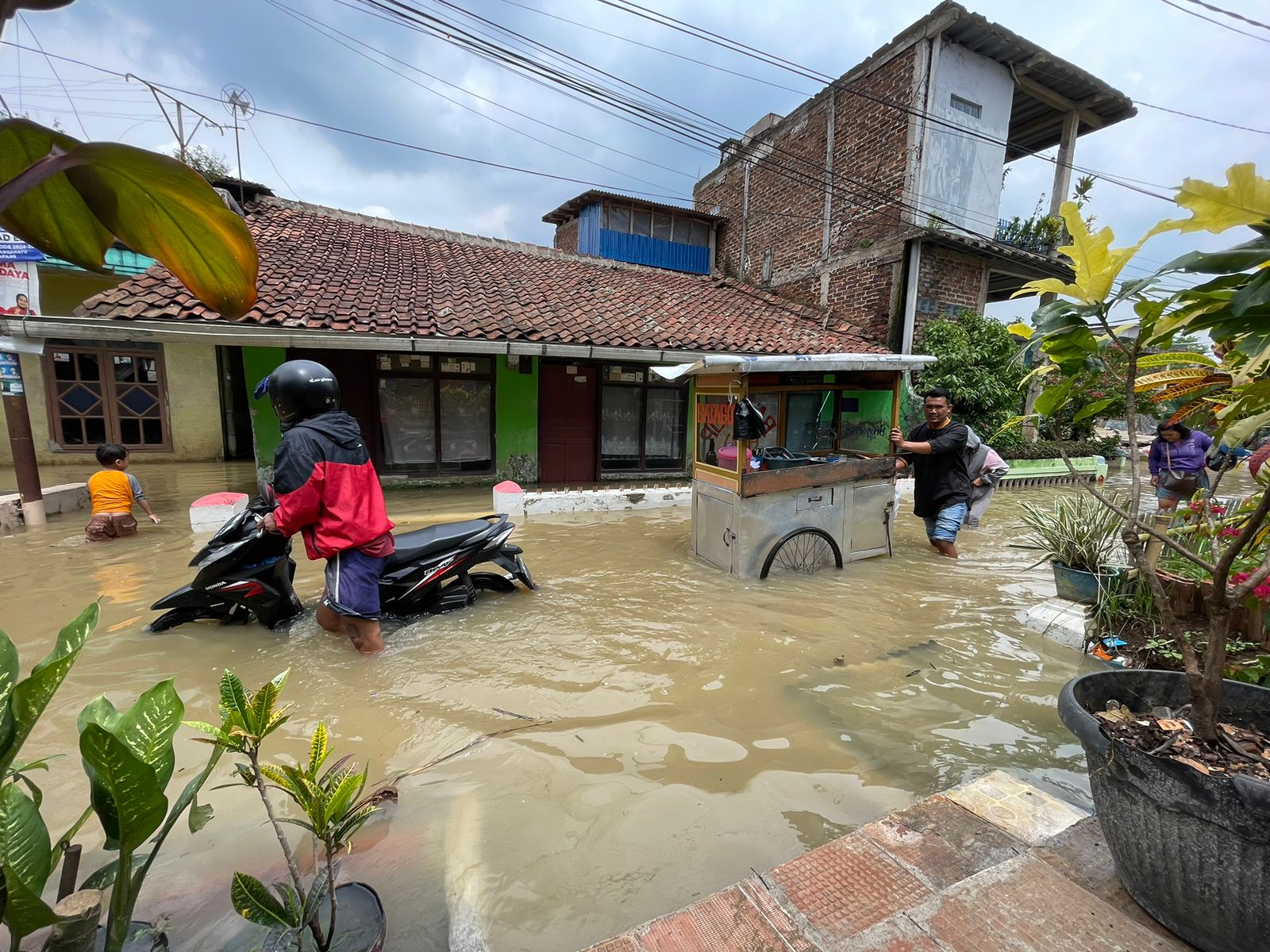 Ribuan Rumah Terendam Banjir di Wilayah Kabupaten Bandung – jabarekspres.com