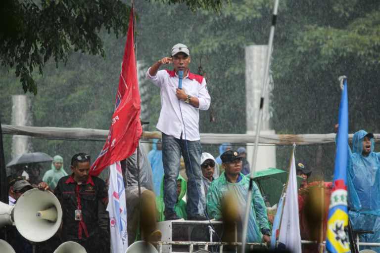 Penolakan UMK 2024 Terus Berlanjut, Buruh di Jabar Desak Pj Gubernur ...