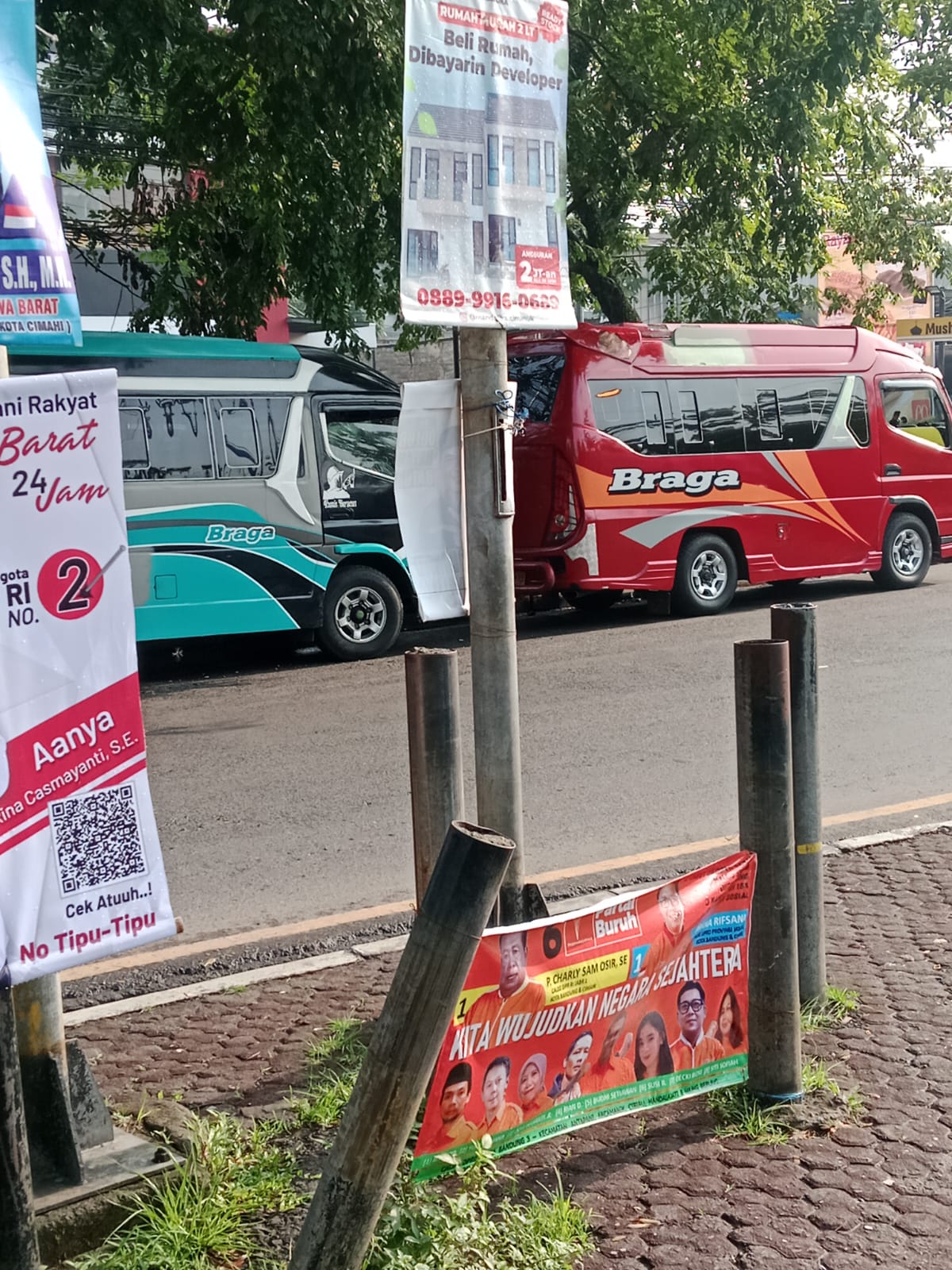 Masyarakat Keluhkan APK di Bunderan Cibiru, Ada yang Hampir Tutupi ...