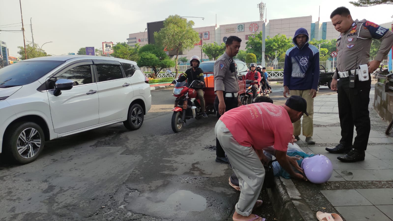 Kecelakaan Motor vs Mobil Toyota Innova di Gunungsari Cirebon, Korban Tak Sadarkan Diri ...