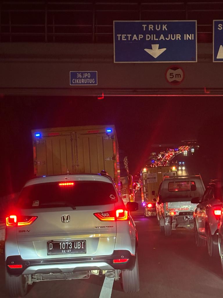 KM 117 Tol Cipularang Ditutup Demo Buruh, Pengemudi Keluhkan Macet 3 Jam – jabarekspres.com