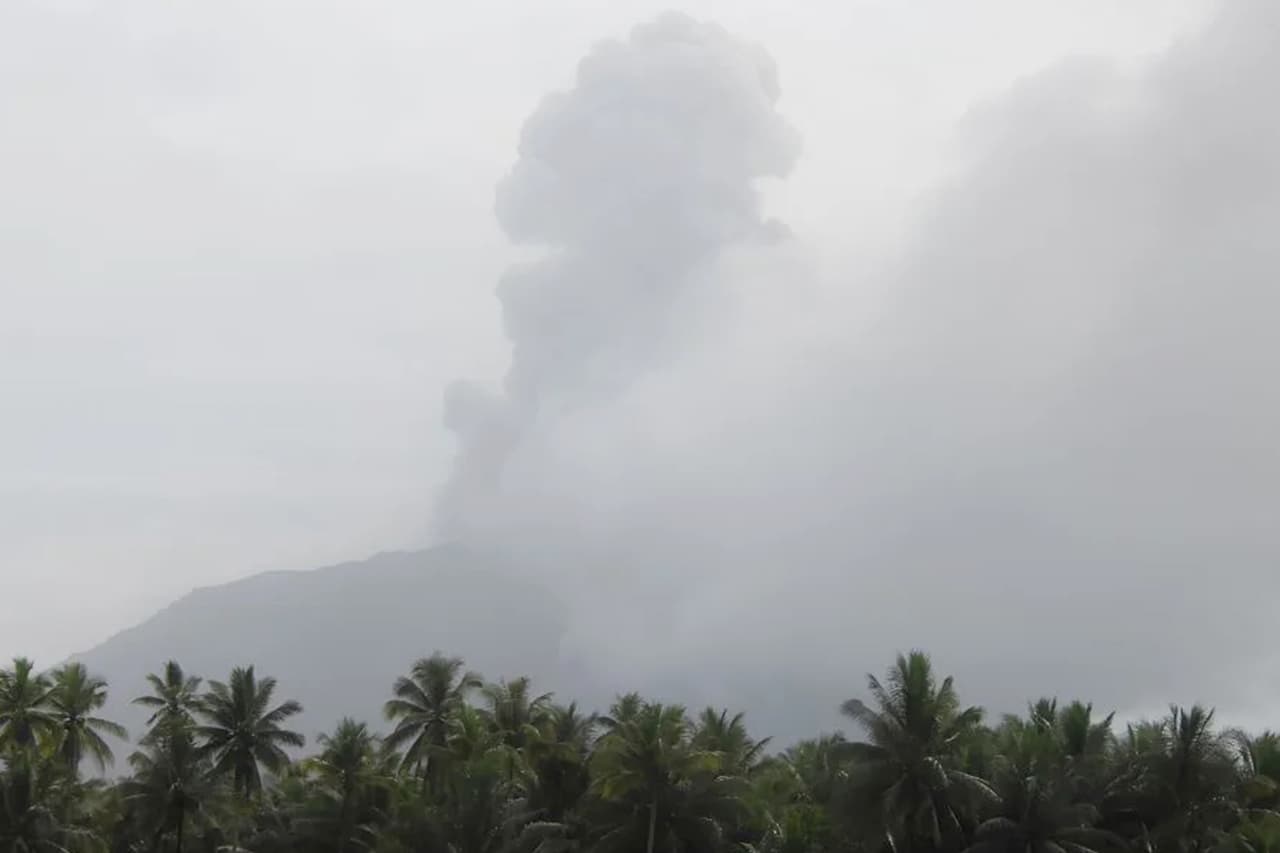Gunung Ibu Meletus, Lontarkan Abu Vulkanik Hingga 1.000 Meter – jabarekspres.com