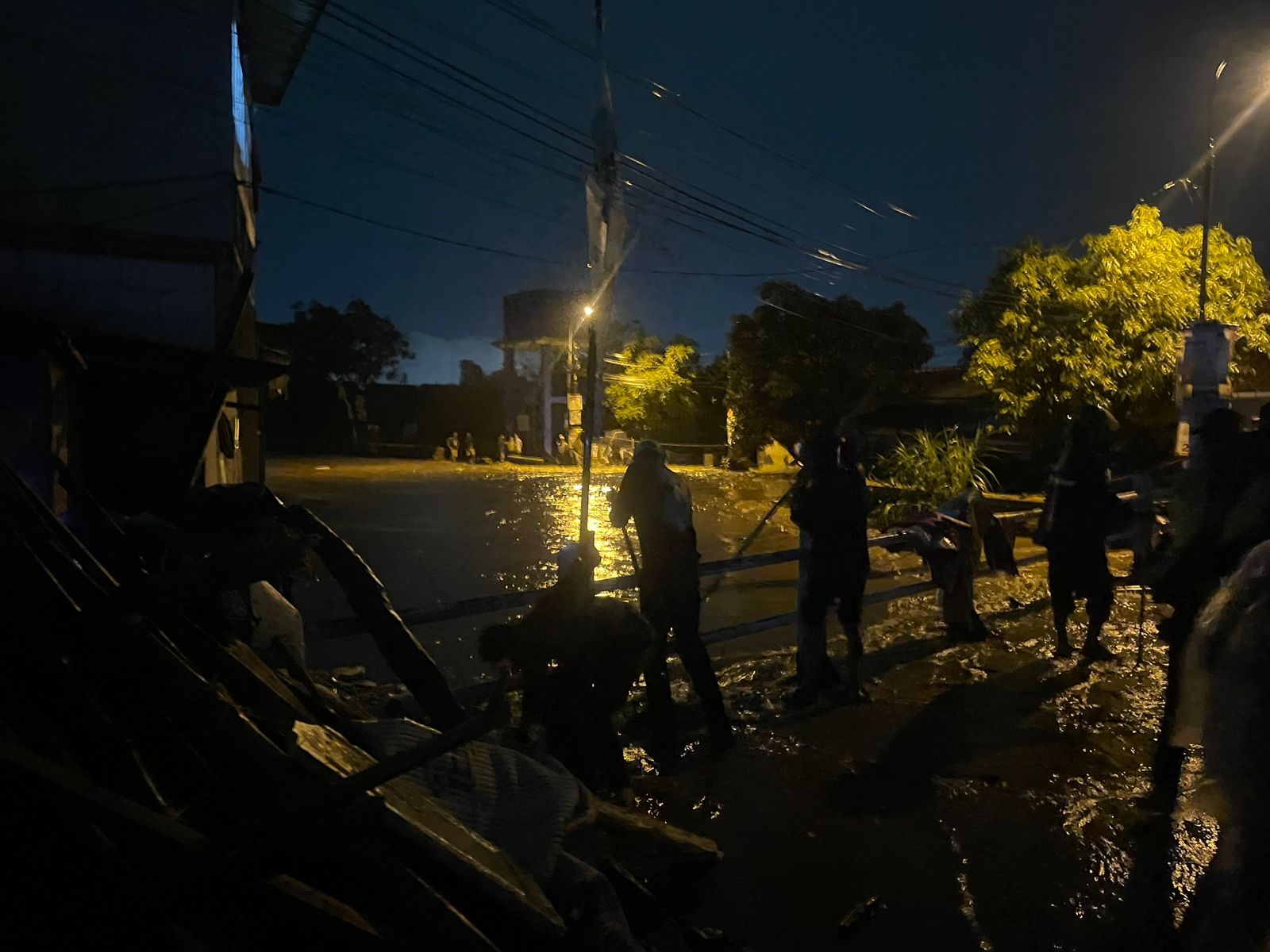 Tanggul Sungai Cigede Jebol, BPBD Evakuasi Warga Dayeuhkolot yang Terjebak Banjir – jabarekspres.com