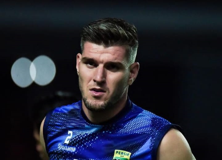 Kembali Setelah Absen, Bek Persib Nick Kuipers Lahap Menu Latihan ...