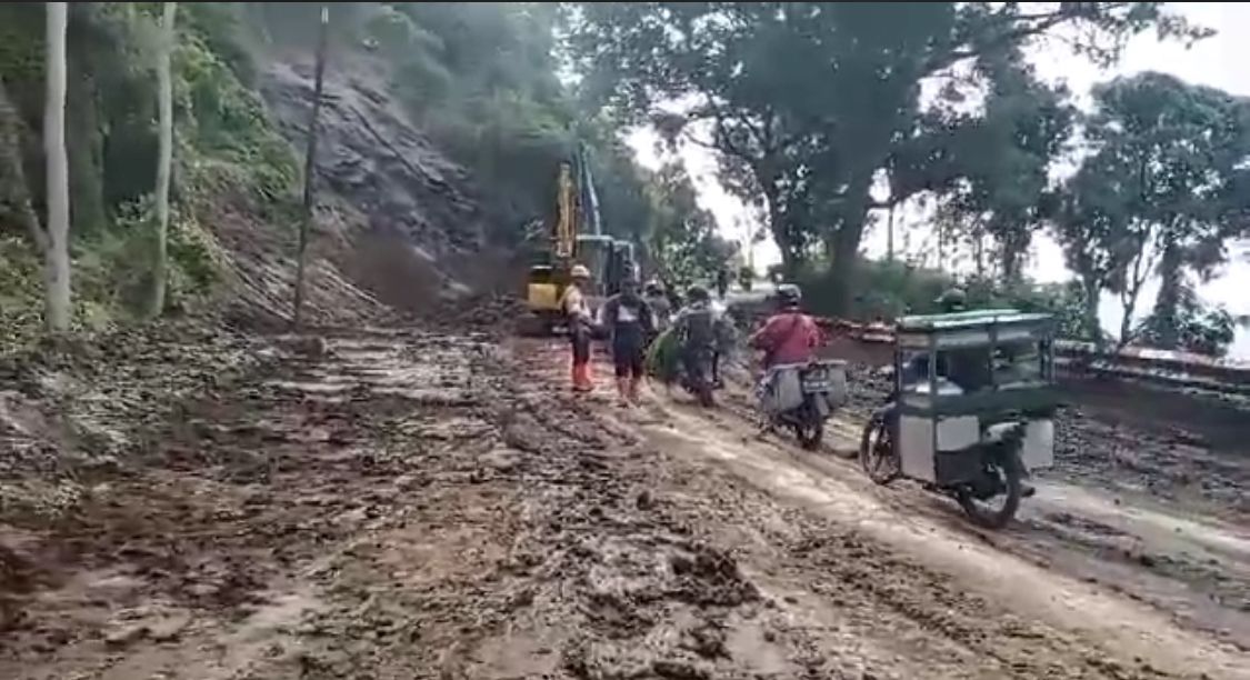 Sempat Tertutup Longsor, Jalur Cipatat-Saguling Sudah Bisa Dilalui Kendaraan – jabarekspres.com