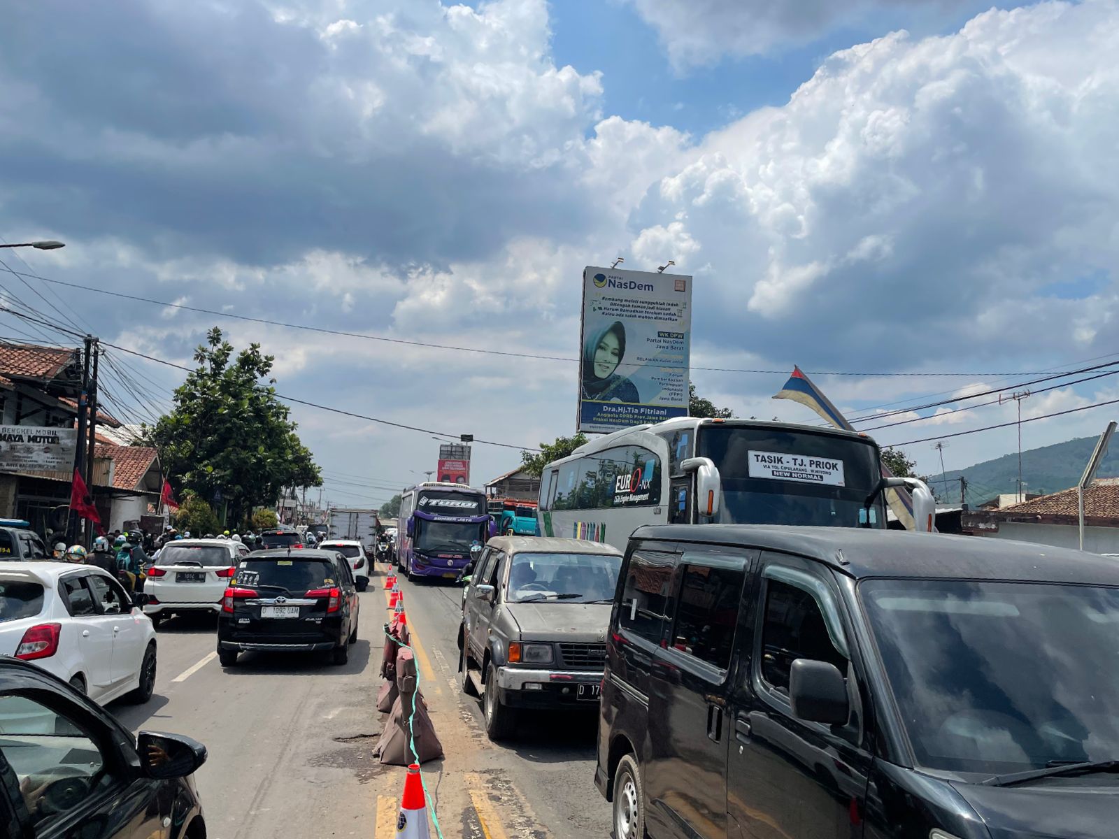 Dua Paslon Gelar Kampanye Akbar, Jalur Nagreg dan Cileunyi Alami Kemacetan Panjang ...