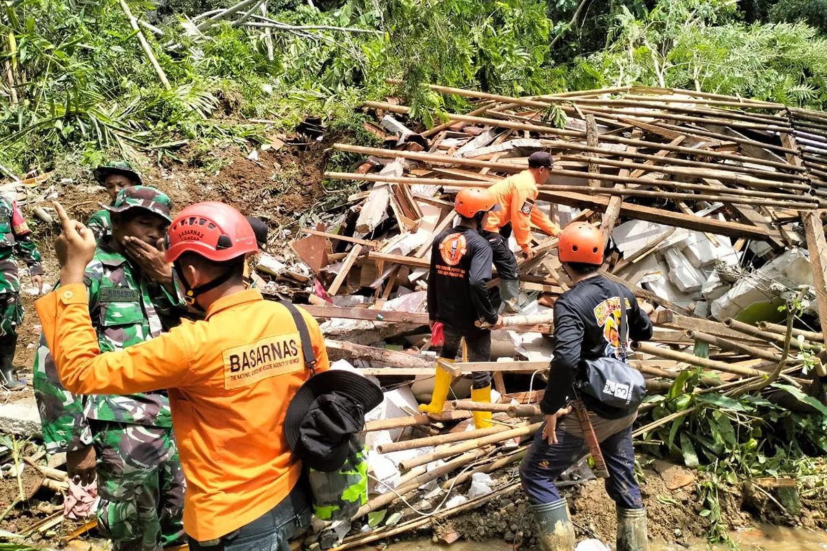 Korban Tewas Tertimbun Longsor di Cilacap Berhasil Dievakuasi Basarnas – jabarekspres.com