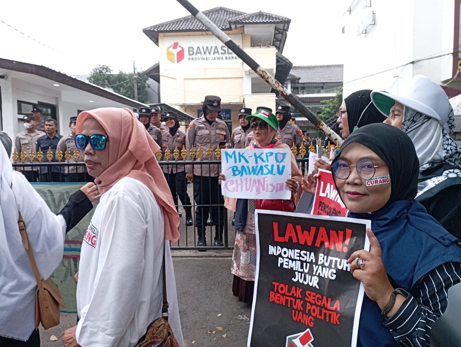 Geruduk Bawaslu Jabar, Emak-emak Nilai Pemilu 2024 Curang – jabarekspres.com