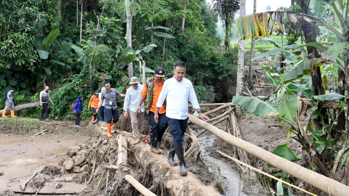 Bey Machmudin Tinjau Lokasi Banjir Bandang dan Longsor di Cipongkor – jabarekspres.com