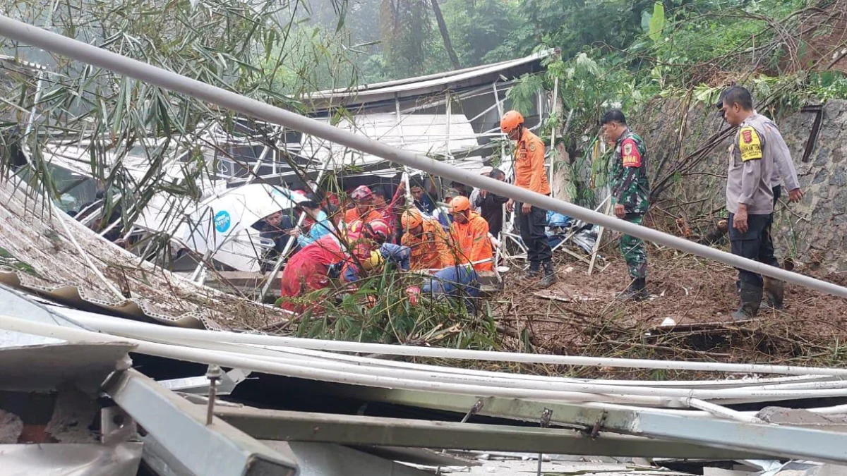 Longsor di Wisata Heha Waterfall Puncak, 2 Orang Luka-luka Dilarikan ke ...