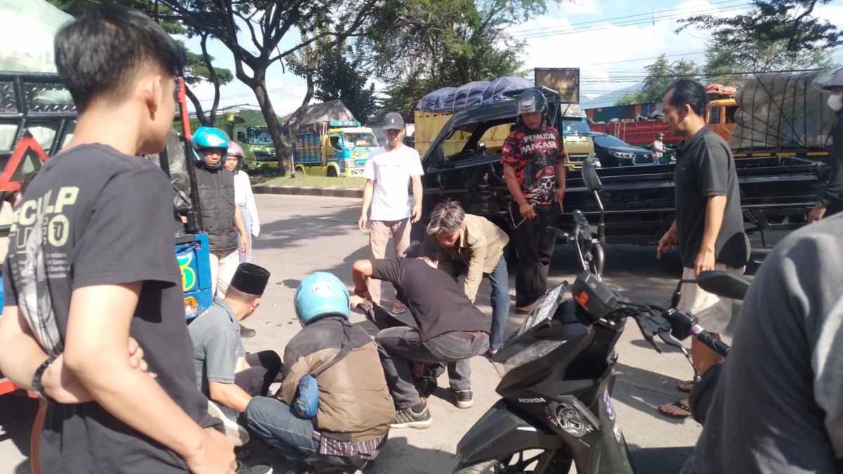 Laka Lantas di Jalan Raya Bandung-Garut, Pengendara Motor Gagal Nyalip ...