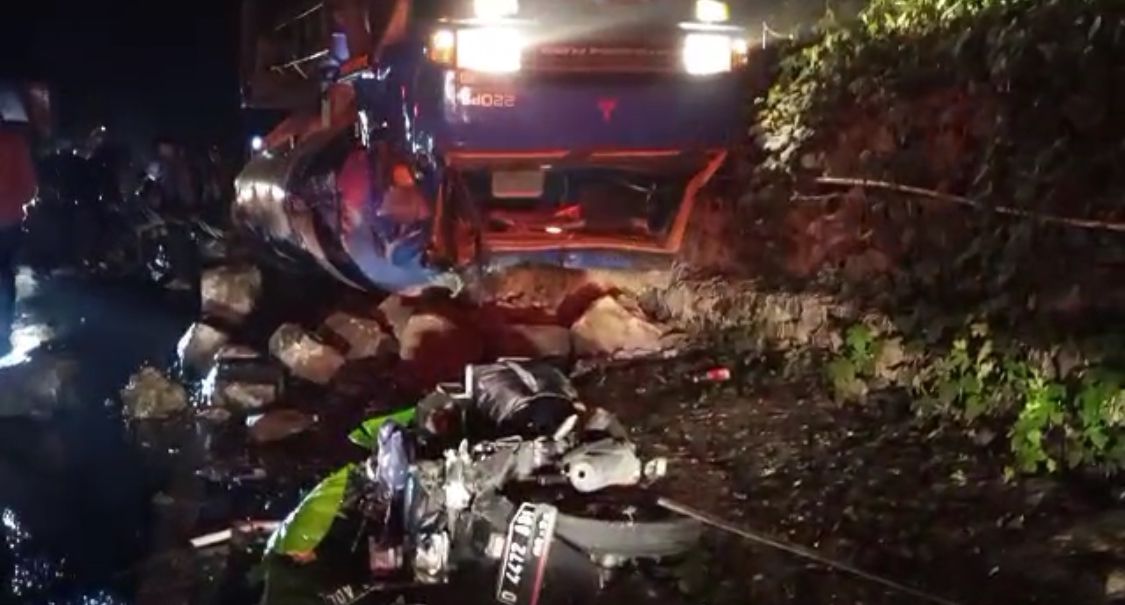 Truk Tangki Terguling di Bandung Barat Timpa 3 Orang Pemotor hingga Tewas – jabarekspres.com