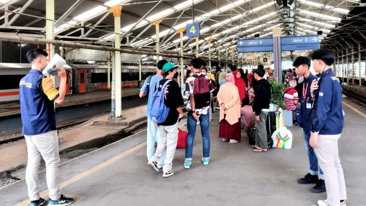 Mudik 2024: Komunitas Edan Sepur Ambil Peran Tertibkan Penumpang di ...