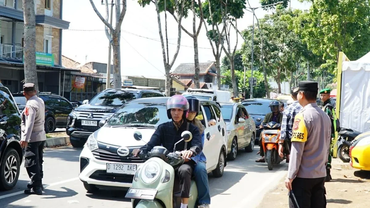 Urai Kemacetan di Ciwidey Bandung, Polisi Lakukan Rekayasa Lalu Lintas – jabarekspres.com