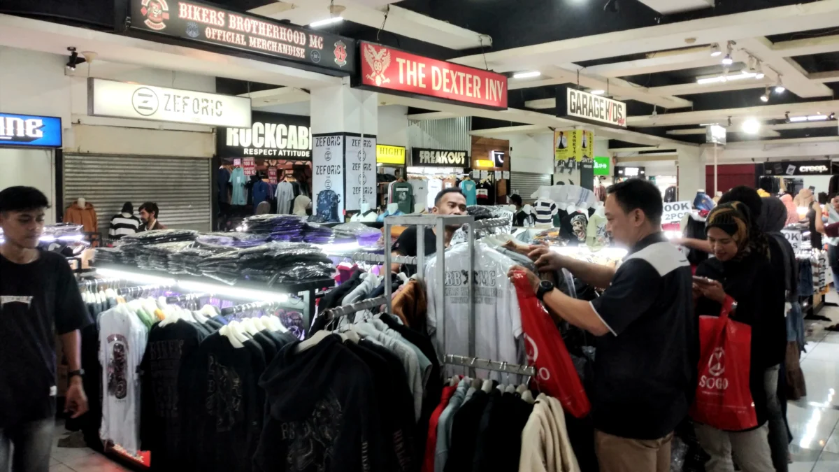 Pengunjung Pusat Distro Plaza Parahyangan Bandung Meningkat Jelang ...