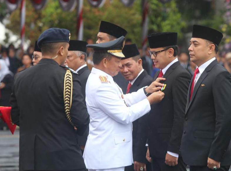 Terima Satyalancana dari Presiden, Bima Arya: Ini Persembahan untuk ASN ...