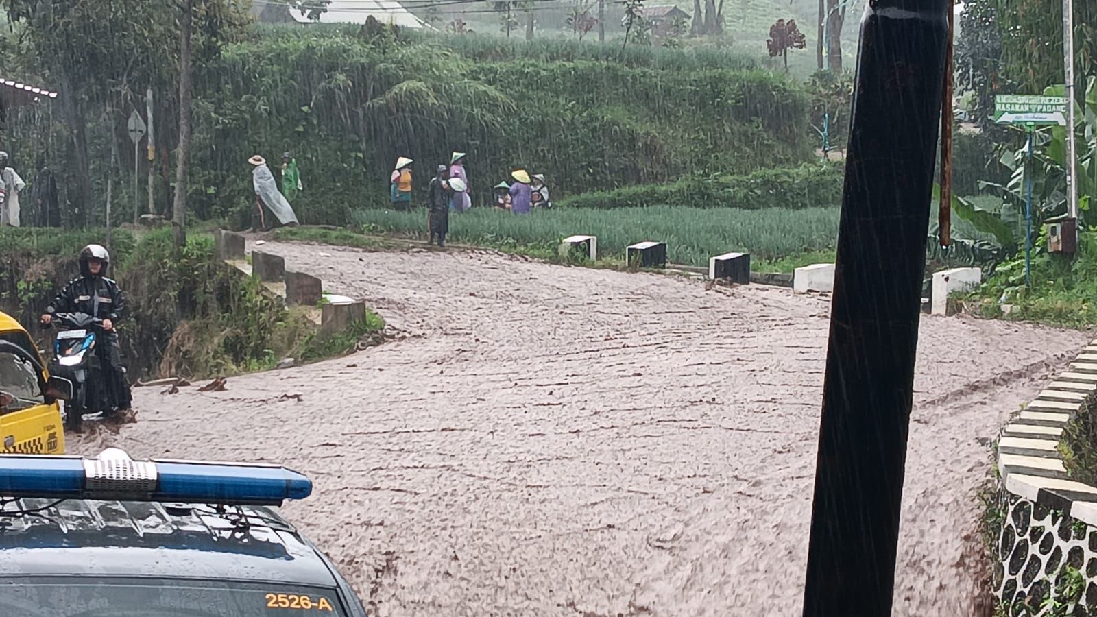 Derasnya Hujan Picu Banjir Bandang di Kertasari Kabupaten Bandung, Pengendara Motor Sempat ...