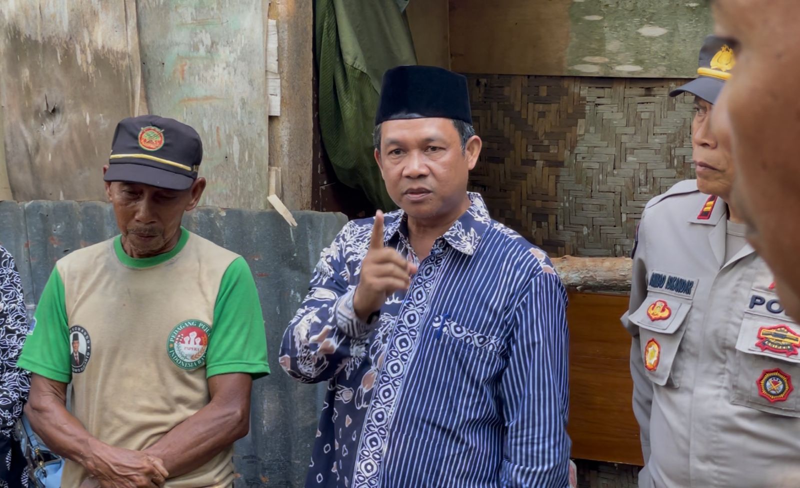 Hidup di Gubuk Reyot Tanpa Listrik, Engkus Siap Pindah ke Tempat Lebih Layak – jabarekspres.com