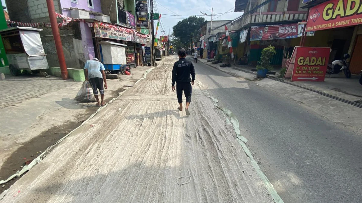Viral! Pengendara Motor Terobos Jalan Cor Basah di Cimahi, Berikut ...