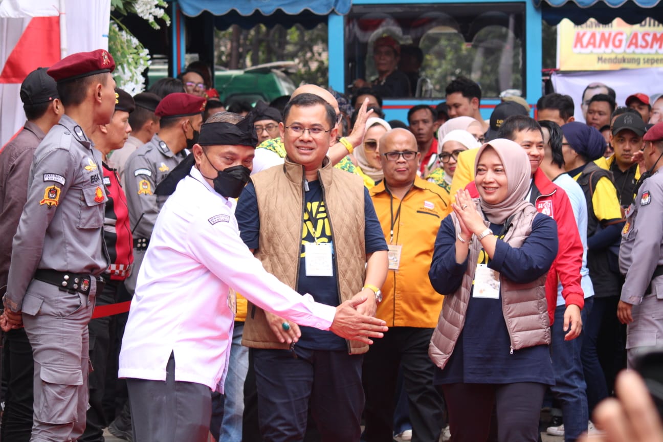 Jadi Bapaslon Kedua yang Daftar, Arfi dan Yena Naik Bandros ke KPU Kota ...