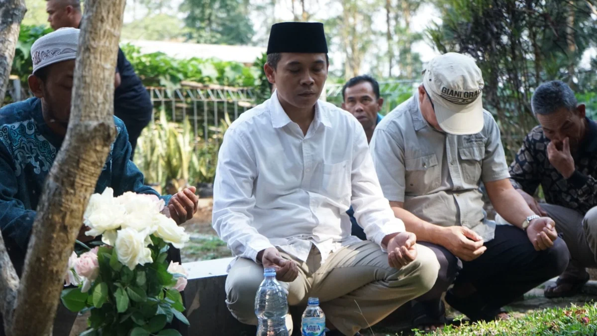 Nyekar ke Makam Pendiri Bandung Barat, Edi Rusyandi Janji Lanjutkan ...