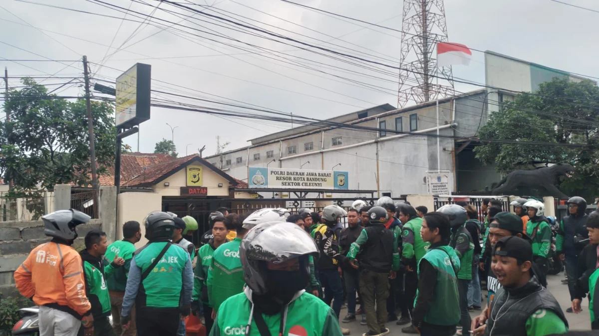 Pelaku Penganiayaan Penumpang Ojol di Cimekar Masih Buron, Ratusan Driver Desak Polisi ...