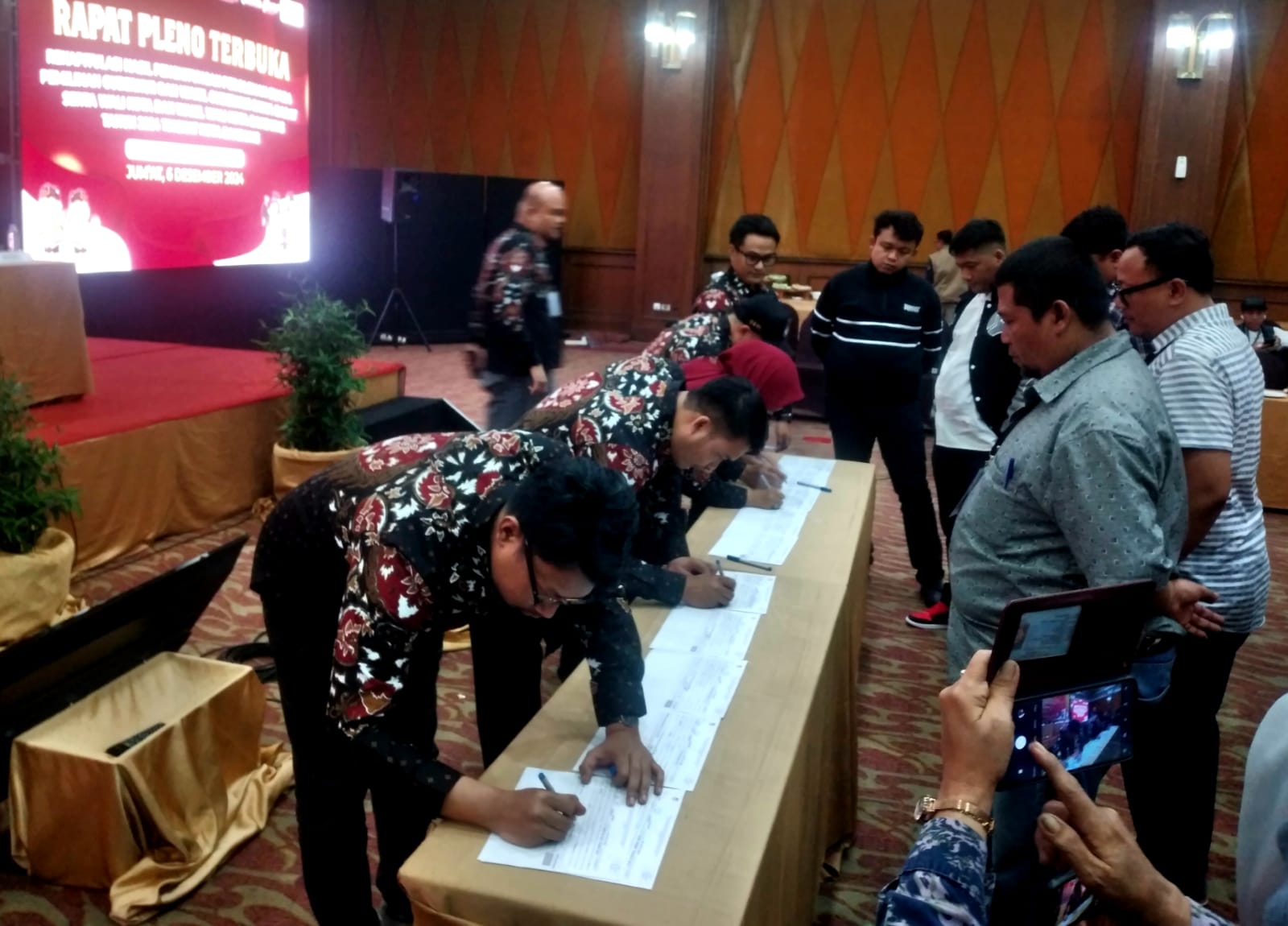 Saksi Haru Dhani Menolak Tanda Tangani Hasil Rekap KPU Kota Bandung ...