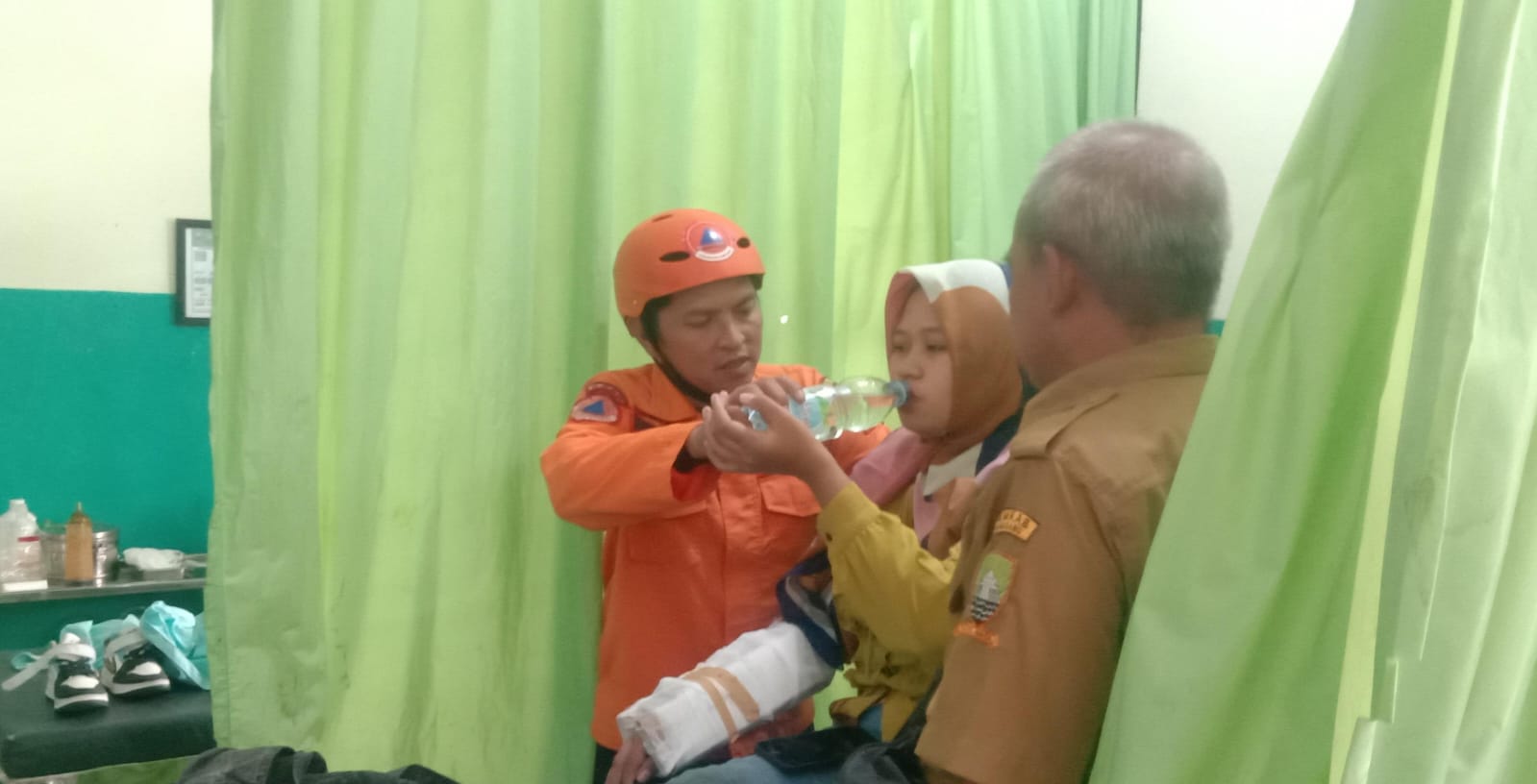 4 Orang Tertimpa Pohon Tumbang di Jalan Bandung-Sumedang, Seorang Anak ...