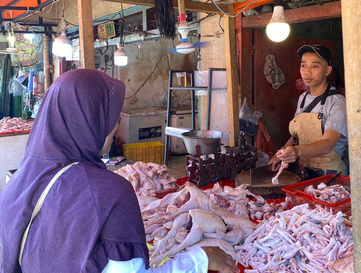 Jelang Nataru, Harga Ayam Potong di Pasar Bogor Merangkak Naik ...