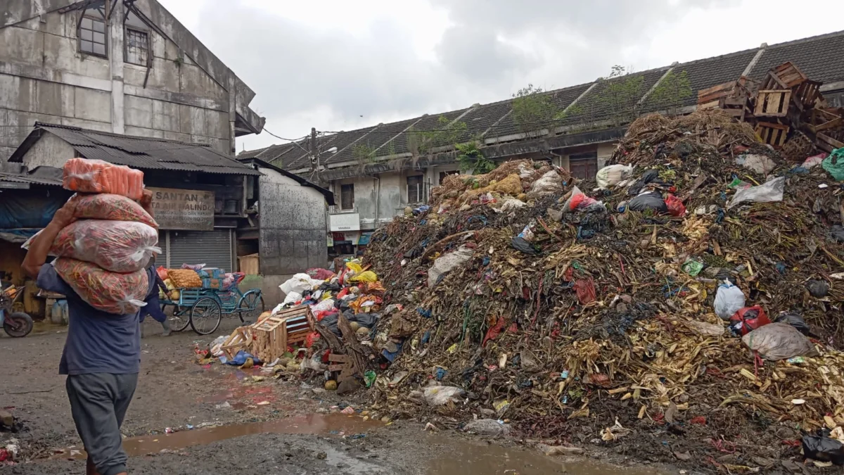 Di Balik Tumpukan Sampah, Ada Kehidupan yang Terbengkalai – Laman 2 – jabarekspres.com