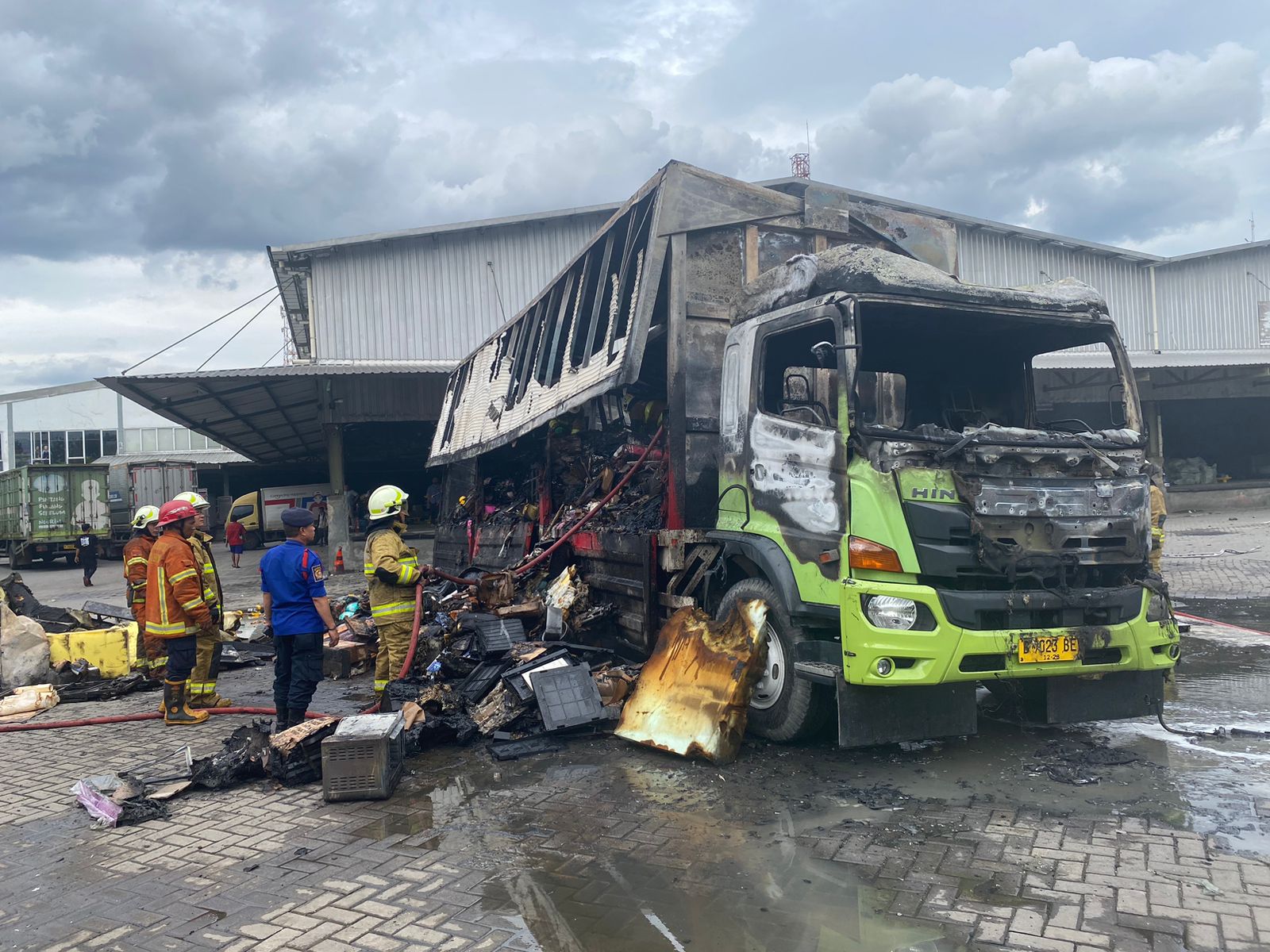 Truk Pengangkut Paket Hangus Terbakar di Gudang JNE Bandung – jabarekspres.com