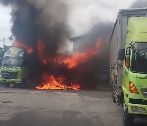 BREAKING NEWS: Truk Pengangkut Paket di Gedebage Terbakar! – jabarekspres.com