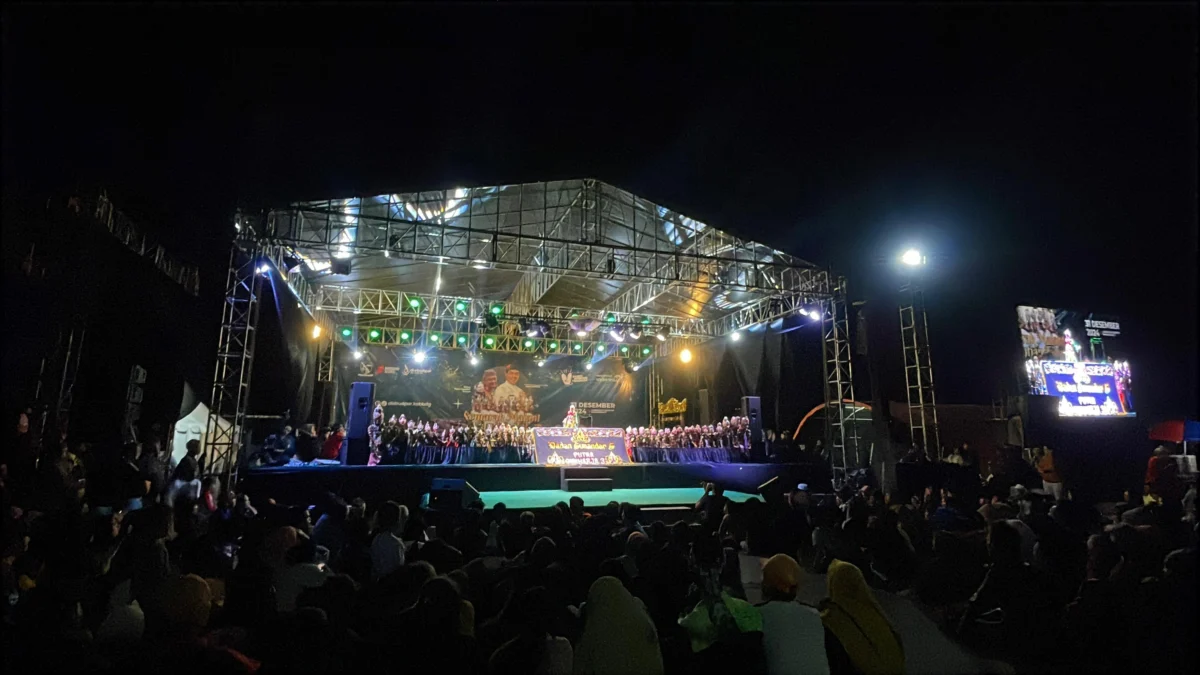 Pagelaran Wayang Golek Meriahkan Malam Tahun Baru 2025 di Lapangaan Yon ...
