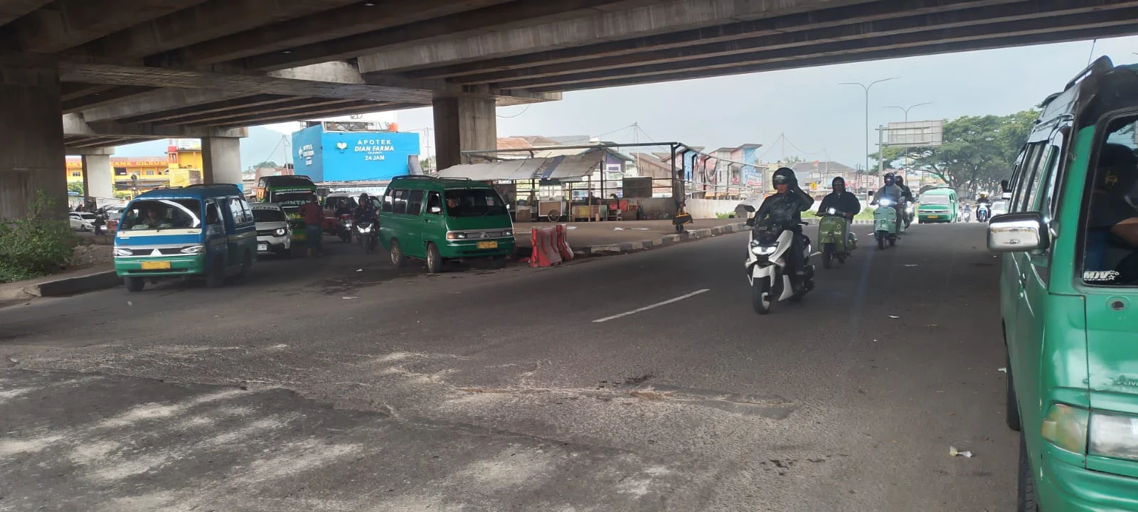 Semrawut Simpang Susun Cileunyi Bawah Tol Cisumdawu, Selain Marak ...