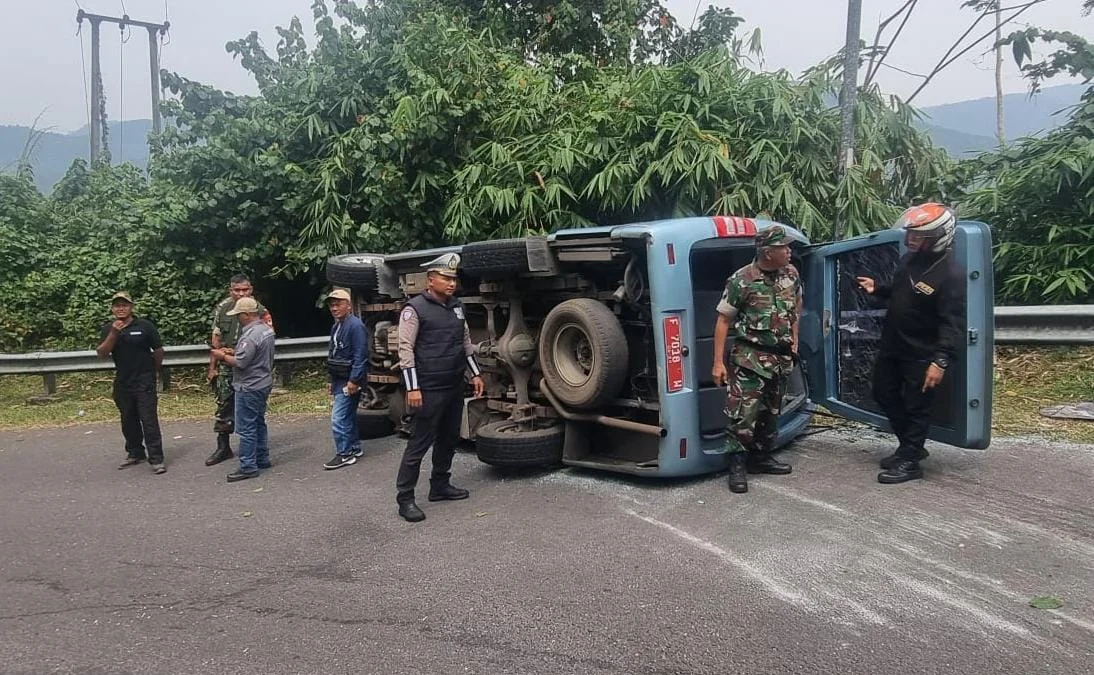 Sopir Kurang Konsentrasi, Sebuah Mini Bus Plat Merah Terguling di ...
