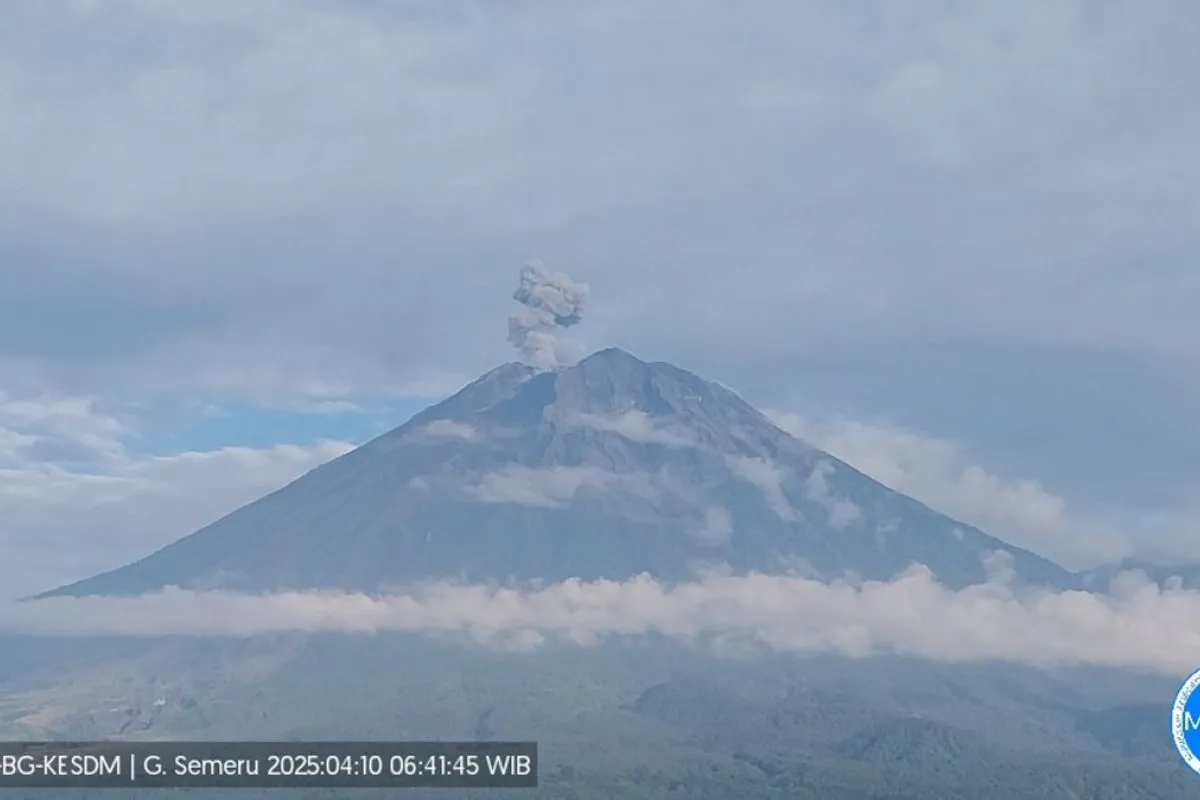 Gunung Semeru Alami Lima Kali Erupsi dengan Tinggi Letusan hingga 800 Meter – jabarekspres.com
