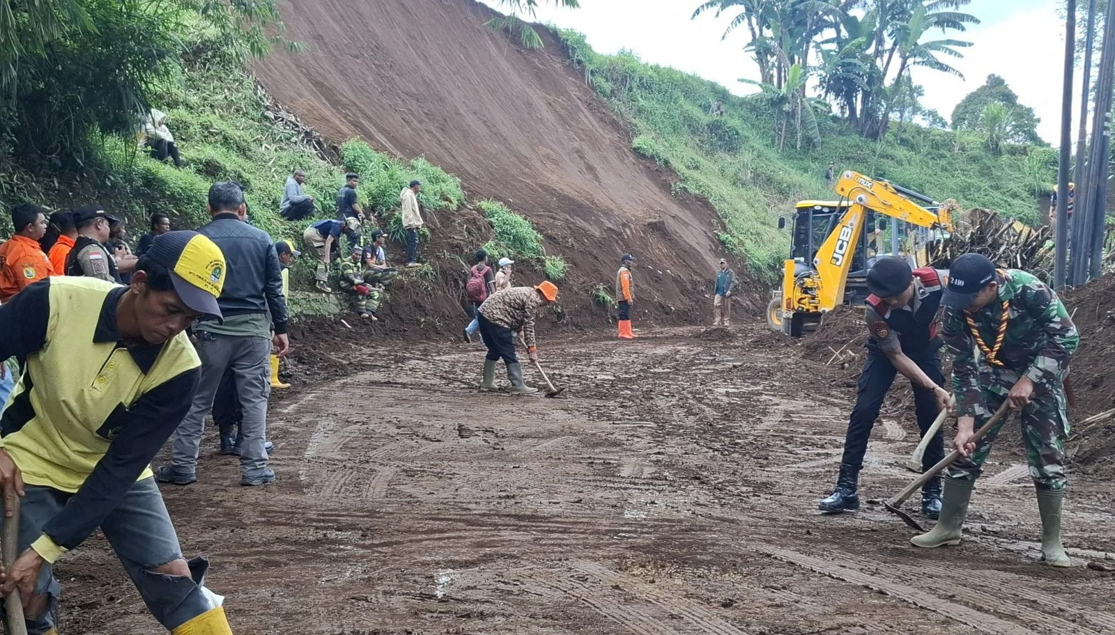 Sempat Tertutup Longsor, Akses Jalan Pangalengan Mulai Bisa Dilewati dengan Sistem Buka Tutup ...