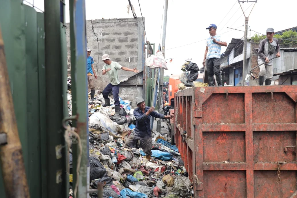 Clean Up Cimahi Hasilkan 544 Ton Sampah, DLH: tapi Warga Masih Buang Sampah Sembarangan ...