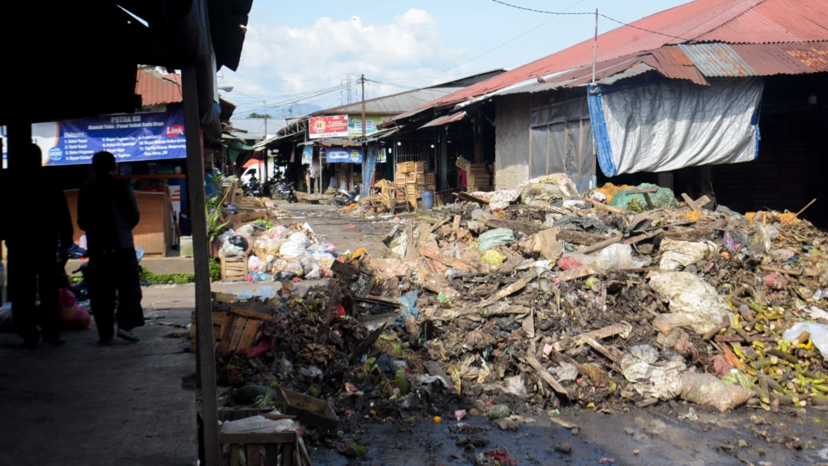 Duh! Tumpukan Sampah Tutup Akses Jalan di Pasar Induk Gedebage – jabarekspres.com