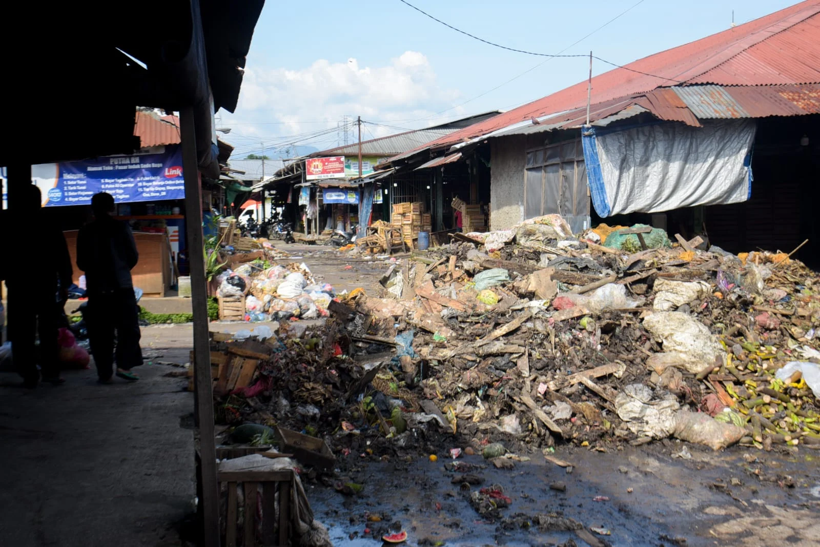 Duh! Tumpukan Sampah Tutup Akses Jalan di Pasar Induk Gedebage – jabarekspres.com