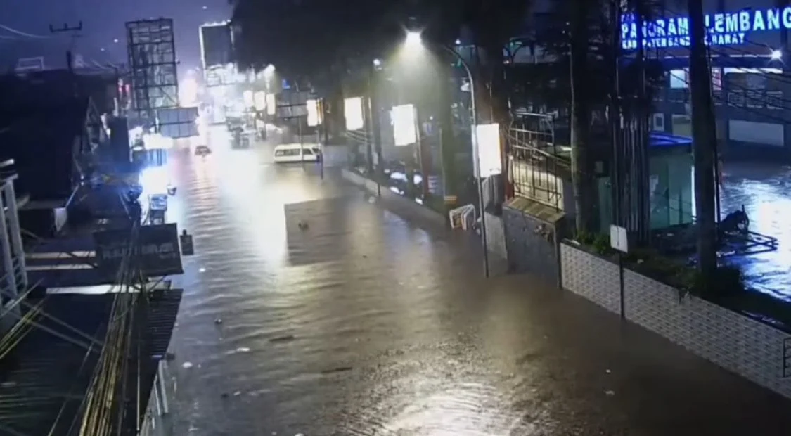 Hujan Deras Guyur Lembang: Banjir Kepung 3 Titik, Tebing 25 Meter Longsor Timpa Warga ...