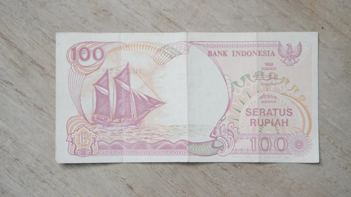 Uang Kertas 100 Rupiah Gambar Perahu Pinisi Kini Diburu Kolektor ...