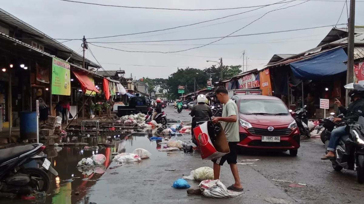 Pedagang Pasar Gedebage Keluhkan Kondisi Sampah Pasca Diguyur Hujan – jabarekspres.com