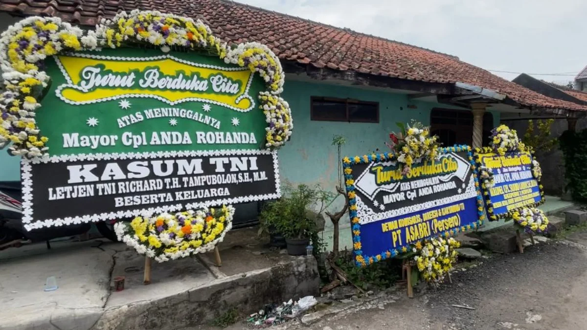Karangan Bunga dan Isak Tangis Iringi Rumah Duka Mayor CPL Anda Rohana ...