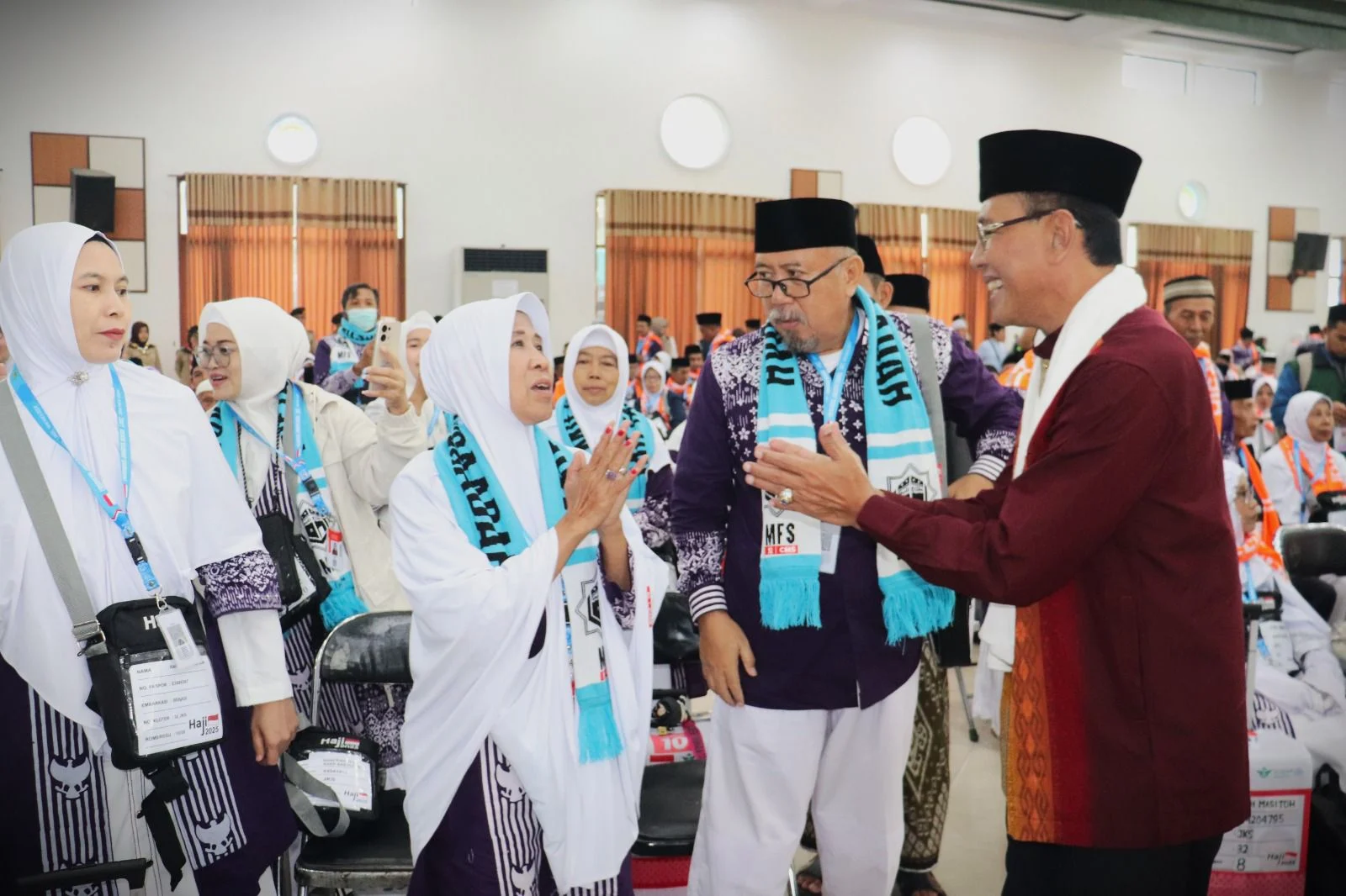 Sanad Gagal Berangkat ke Tanah Suci, Ratusan Jemaah Lainnya Dilepas Penuh Haru – jabarekspres.com