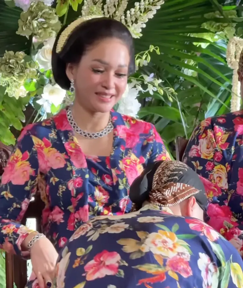 Harga Kalung Blue Sapphire yang Dipakai Maia Estianty saat Siraman Al ...